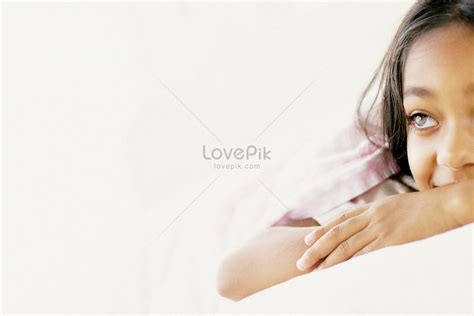 침대에서 여자 사진 무료 다운로드 Lovepik