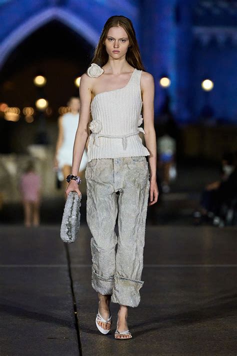 Cómo Llevar Blusas Y Camisas Blancas Con Jeans Para Vestir Elegante En