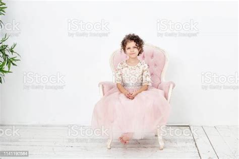 아름 다운 아이 소녀 세련 된 고급 스러운 드레스에 분홍색의 자에 명랑 하 고 행복 한 귀여운 고풍스런에 대한 스톡 사진 및 기타 이미지 Istock