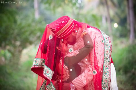 7 Best Candid Couple Poses From Real Indian Weddings You Might Want To