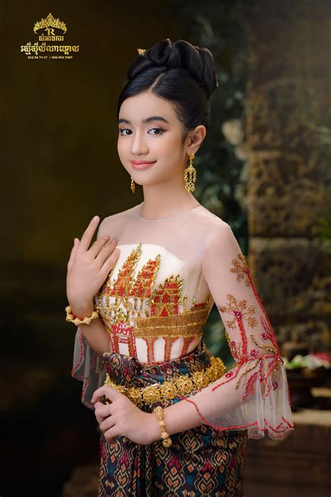 ស្អាតដូចទេពអប្សរ ព្រះនាងតូច នរោត្តម ជេនណា គ្រងឈុតបែបប្រពៃណីខ្មែរ