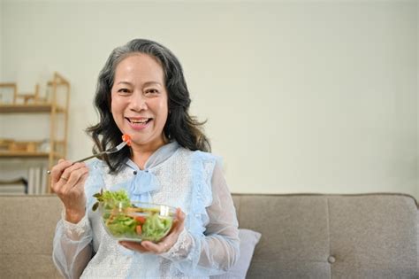 Mulher Asiática Saudável De 60 Anos Gosta De Comer Uma Saborosa Tigela