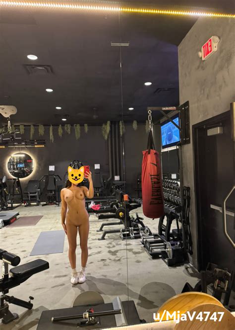 暂停锻炼以便自拍