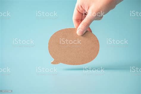 토크 버블 음성 아이콘 빈 빈 거품을 들고 있는 손은 파란색 배경에 요소를 디자인합니다 말하기에 대한 스톡 사진 및 기타 이미지