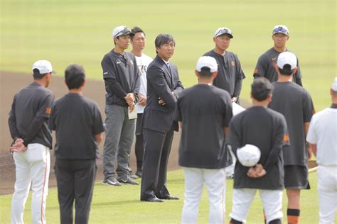 【巨人】小笠原道大3軍打撃コーチ「2年間に感謝。全ての経験がプラス」 石井昭男巡回打撃コーチと退任あいさつ スポーツ報知