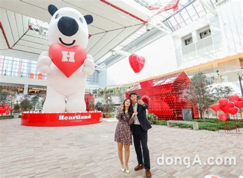 [포토]현대백화점 마스코트 초대형 ‘흰디… 더현대서울에 떴다 비즈n