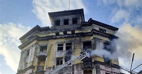 러 공습 건물 화재 진압하는 우크라이나 소방관들