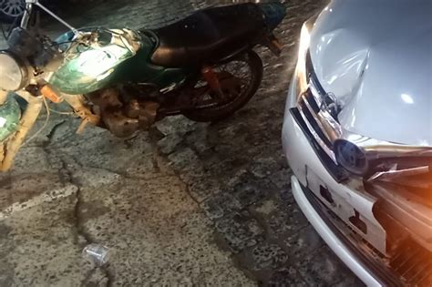 Motociclista sofre suspeita de fratura após colisão carro