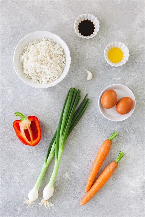 Gebratener Reis asiatisch mit Ei und Gemüse vegetarisch