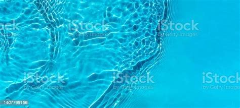 Sblueの水のテクスチャリングと波紋を持つ青い水面スパのコンセプトの背景水ミセルトナー又はエマルジョンブルー着色の水しぶき化粧料保湿剤