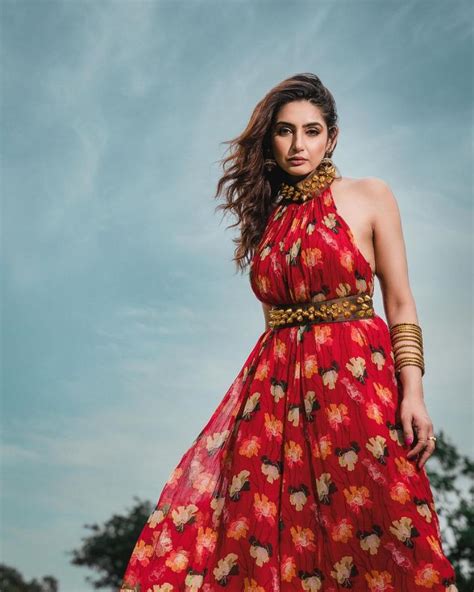 Ragini Dwivedi స్టన్నింగ్ ఫోజులతో కుర్రకారుకు దడ పుట్టిస్తున్న రాగిణి