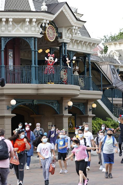 Disneyland Paris Invite Des Enfants Et Leurs Familles Issus D