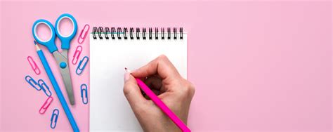 한 여자의 손이 빈 공책에 분홍색 연필로 글을 쓰고 있다 기치 분홍색 배경입니다 플랫레이 구성 평면도 공간을 복사합니다 교사 교육 관련 직업에 대한 스톡 사진 및 기타