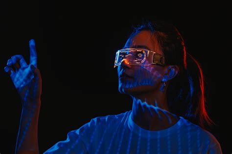 메타버스 Vr 가상 현실 게임 재생 여자는 Vr 고글과 메타 버스 가상 디지털 기술 게임 제어를 재생 Web3에 대한 스톡 사진