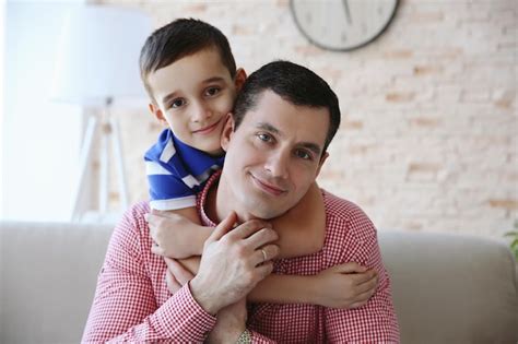 Retrato De Padre E Hijo En El Interior Foto Premium