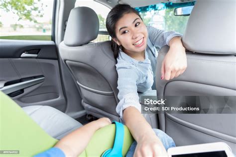 젊은 어머니 자녀 자동차 여행 하기 전에 뒷 좌석에 정착 되 면 뒷좌석에 대한 스톡 사진 및 기타 이미지 뒷좌석 아이 차 Istock