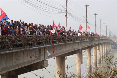 म्याद सकिएको नारायणी पुल खचाखच Dcnepal
