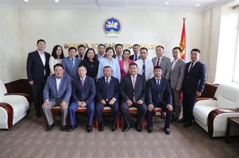 Барилга Хот Байгуулалтын Сайд Б Мөнхбаатар тамгаа гардаж авлаа