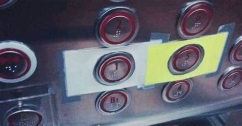 엘리베이터 층수버튼에 색종이가 붙은 이유가