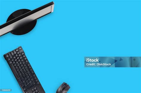 Monitor Hitam Keyboard Nirkabel Dan Mouse Di Atas Meja Biru Tampilan