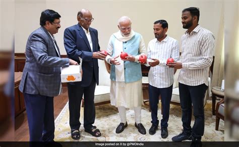 Sharad Pawar Meets Pm Modi Along With Two Maharashtra Farmers