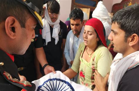 Photo Gallery नम आंखों से सैनिक को दी अंतिम विदाई अंत्येष्टि में