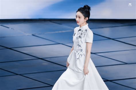 赵丽颖春晚唱《满庭芳·国色》 着笔墨竹韵演绎中国传统色新浪图片