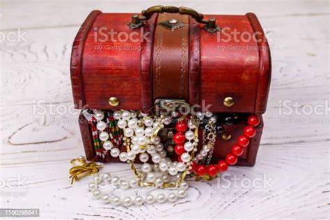 빈티지 보물 상자 흰색 나무 바탕에 보석과 액세서리의 전체 0명에 대한 스톡 사진 및 기타 이미지 0명 가득 찬 갈색 Istock