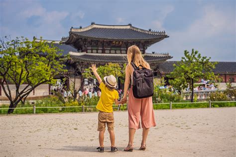 한국에서 엄마와 아들 관광객 서울 경복궁 부지 한국 여행 컨셉 어린이 컨셉으로 여행 2명에 대한 스톡 사진 및 기타 이미지