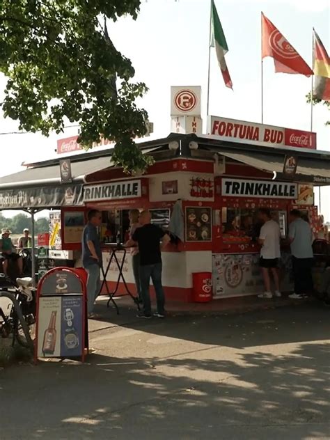 15 Jährige Wird Eingesperrt Und 35 Mal Zum Sex Gezwungen Freier Hilft Ihr Prozess In Berlin