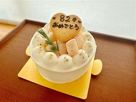 今日は 祖母の誕生日 仕事終わって作った 桃のケーキで 家族でお祝い🥂 祖母とっても喜んでくれました☺️ 誕生日ケーキ