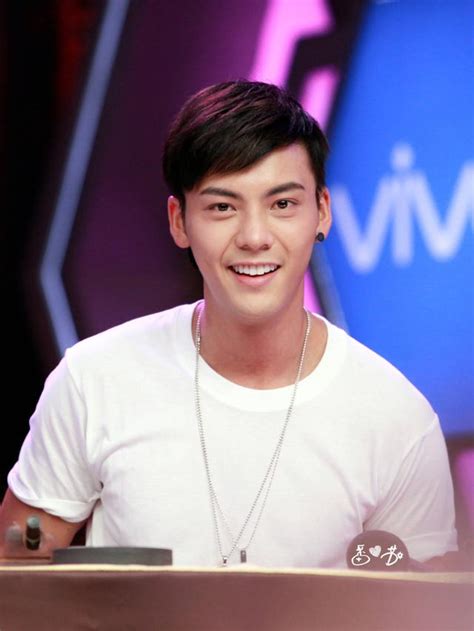 陳偉霆，出生於香港，香港流行男歌手，演員，主持人，2003年參加全球華人新秀香港區選拔賽而進入演藝圈 每日頭條