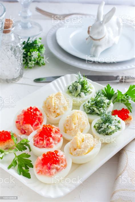 빨간 물고기 치즈와 흰 접시 선택적 초점에 녹색 오이 박제 계란 가득 찬에 대한 스톡 사진 및 기타 이미지 가득 찬 건강한