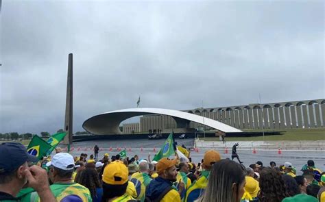 Quatro Bolsonaristas São Atingidos Por Raio Em Chuva No Qg Do Exército