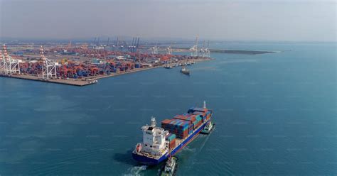 항구의 창고에 컨테이너를 내리기 위해 크레인 다리로 가는 공중 보기 컨테이너 선박 물류 사업 수입 수출 운송 또는 운송 사진 Unsplash의 산업 이미지