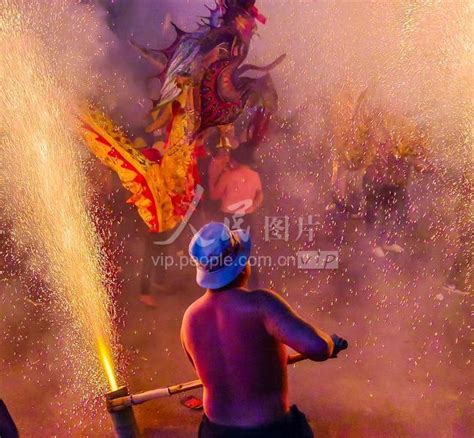 湖南湘西：钢火烧龙闹元宵 人民图片网