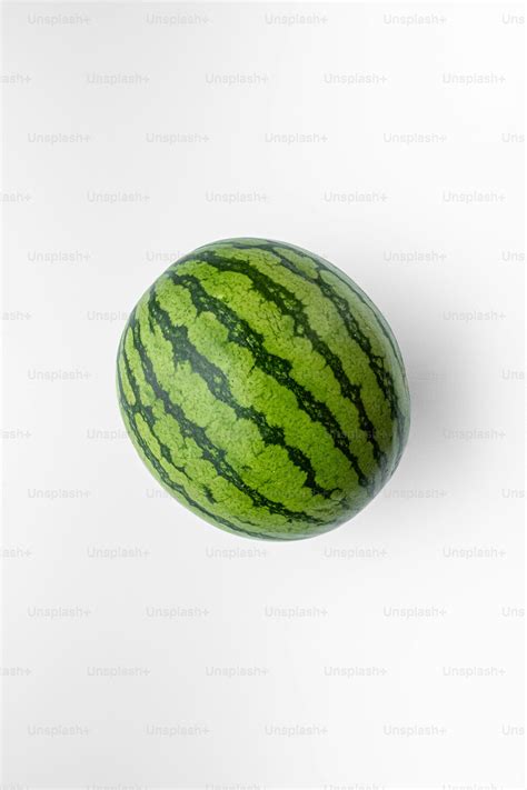 흰색 배경에 수박이 표시됩니다 사진 Unsplash의 수박 이미지