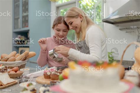 부엌에서 맛있는 음식과 빵집을 준비하는 어머니와 딸 엄마는 요리 딸을 가르친다 12 13세에 대한 스톡 사진 및 기타 이미지