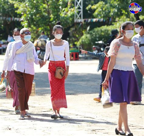 បងប្អូនប្រជាពលរដ្ឋនៅក្រុងសៀមរាប នាំគ្នាទៅវត្ត ដោយប្រកាន់ខ្ជាប់នូវវិធាន សុវត្ថិភាពសុខាភិបាល