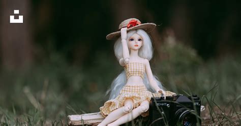 흰색과 갈색 격자 무늬 드레스 입상을 입은 소녀 사진 Unsplash의 무료 러시아 이미지