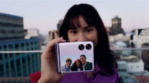 Hadirkan Desain Intuitif Dan Fashionable Smartphone Flip Ini Jadi Buruan Penggemar Gadget
