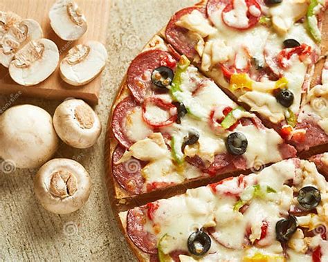 Пицца с грибами перцем томатом и Pepperoni Стоковое Фото