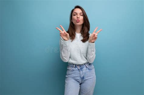 Jovencita Jovencita De La Morena Vestida Con Una Camisa A Rayas Y