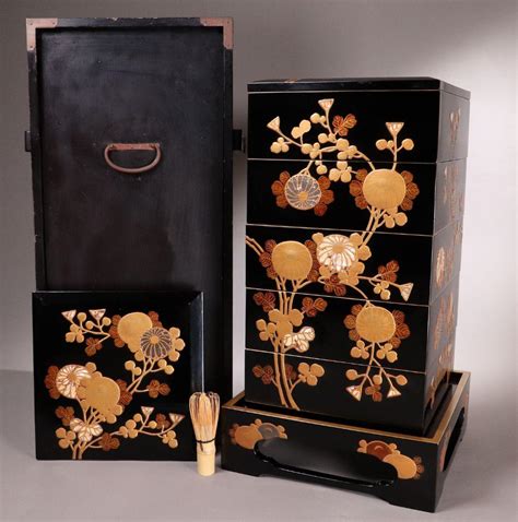 Ma24 時代木製漆器 光琳蒔絵 五段重 重台 菊蝶金銀蒔絵 螺鈿 黒塗 梨地 メルカリ