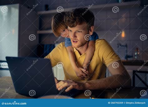 Padre E Hijo Viendo Un Movimiento Antes De Irse A La Cama Imagen De Archivo Imagen De Casero