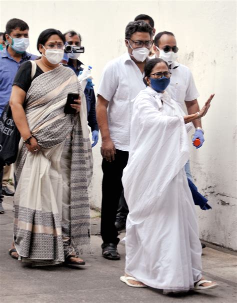 সৌমিত্রর শেষযাত্রা কেওড়তলা মহাশ্মশানে গান স্যালুটে শেষ বিদায় অপুকে