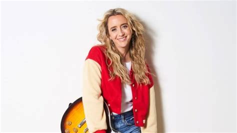 4 Hot Sexy Kaylie Bell Bikini Pics