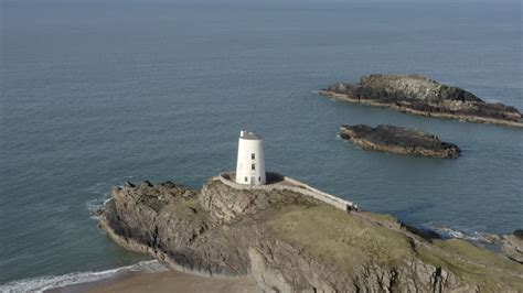 프리미엄 스톡 영상 Ynys Llanddwyn 섬에 있는 Twr Mawr 등대의 공중 전망 영국 노스 웨일즈 앵글시