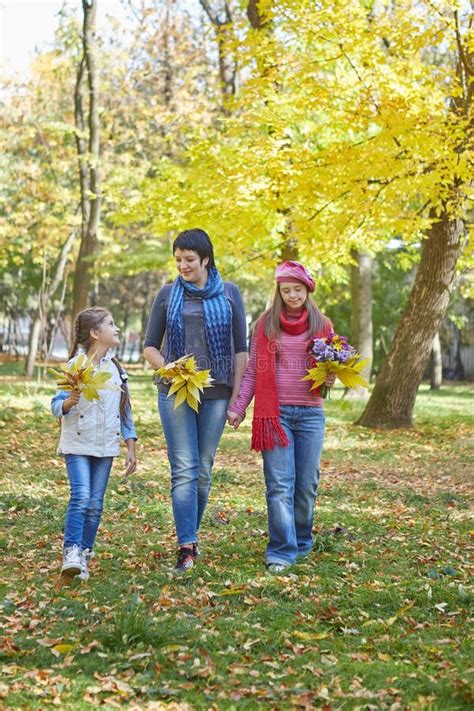 Fam lia Feliz M e E Filha Dois Loving Imagem de Stock Imagem de atrativo fêmea