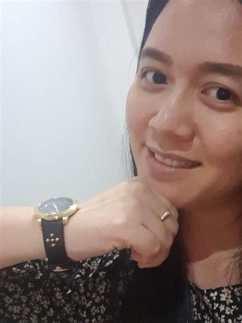 သူမရဲ့မွေးနေ့မှာ သိန်းချီတန်တဲ့နာရီလေးလက်ဆောင်ရလို့ လက်မှာချက်ချင်းပတ်က